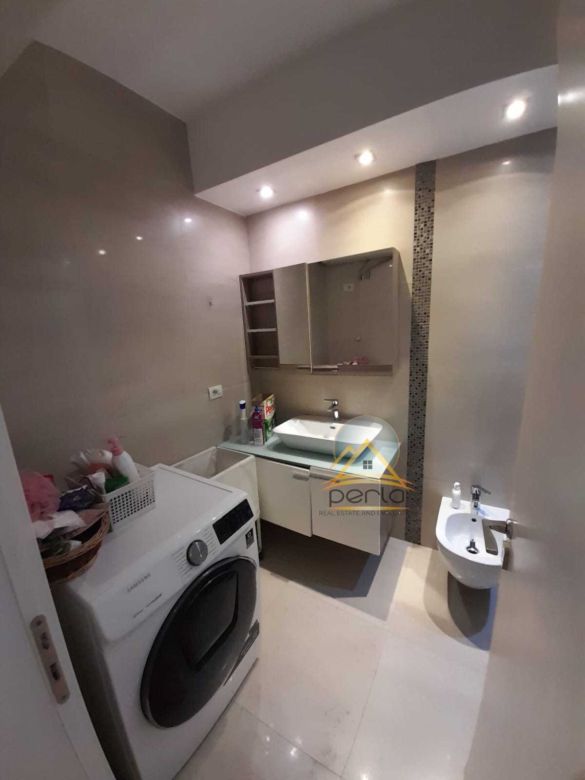 Jepet super apartament me qira 2+1+2 + verande prane Kristal Center ...