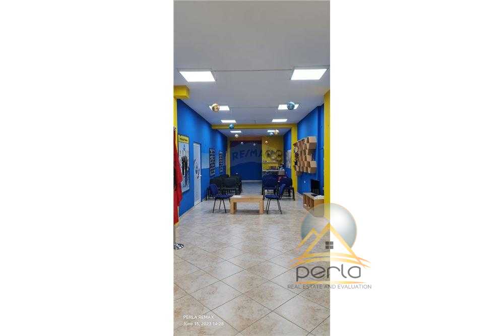 Okazion! Shitet dyqan, buze rruges kryesore, ne Unaze, prane Kristal ...